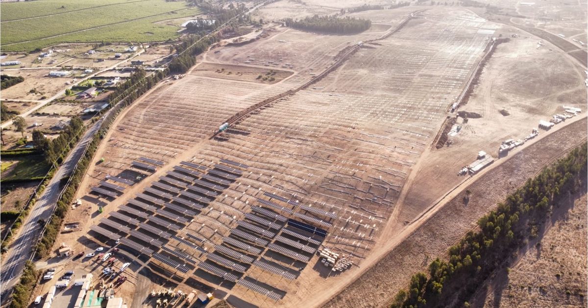 Češi staví v Chile obří sluneční elektrárnu. Přijel se na ni podívat i ...